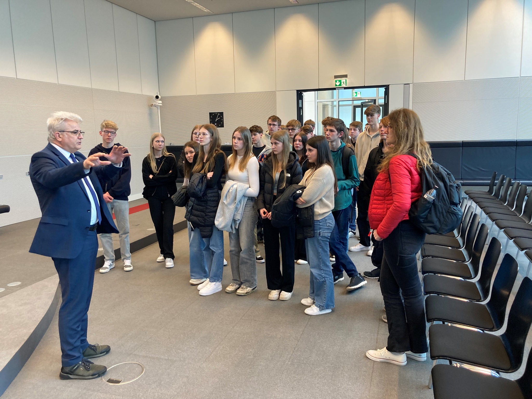 Axel Knoerig: Abschlussklasse der Oberschule Varrel zu Besuch im Bundestag